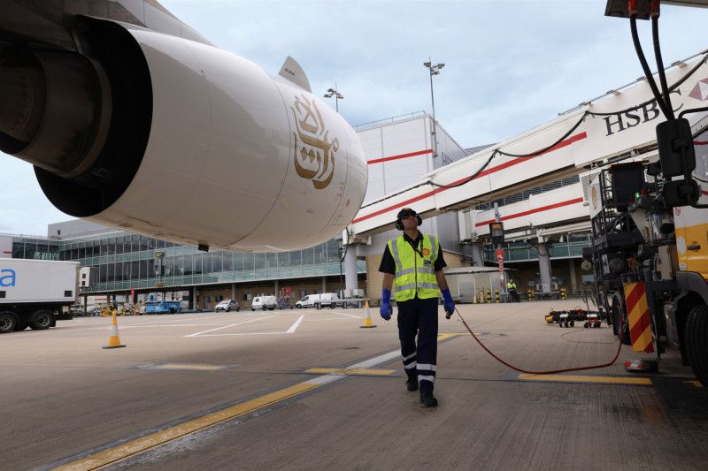 Emirates begins operating with SAF at London Heathrow Airport ...