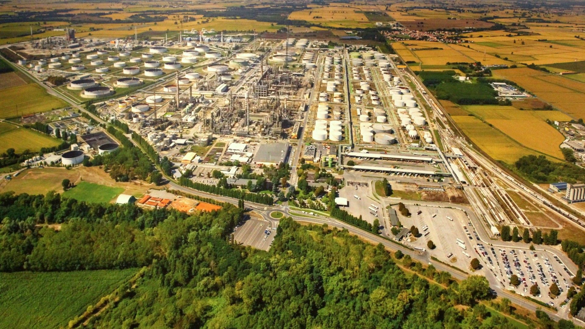 Eni to add renewable diesel, SAF capacity at Sannazzaro refinery in ...